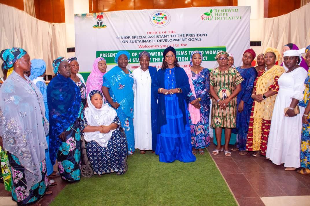 SDG: Kwara’s First Lady Distributes Empowerment Materials to 500 Women ...